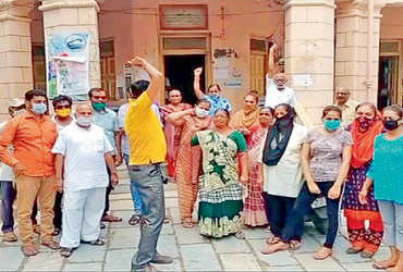 સોજિત્રામાં પાણીની સમસ્યાથી ત્રસ્ત રહીશોનો પાલિકા કચેરીએ હલ્લાબોલ ...