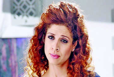 તનાઝ ઇરાની 'મહારાણી' બની ! | Tanaz Irani becomes Empress - Gujarat Samachar