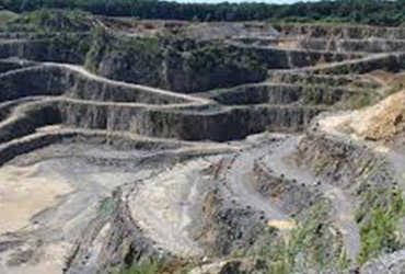 આ દેશમાં સોનાથી ભરેલો પહાડ મળ્યો, સોનુ કાઢવા ઉમટી પડ્યા હજારો લોકો ...