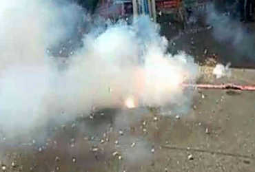 મહુવામાં જાહેર માર્ગો ઉપર ફટાકડા ફોડી લોકો અકસ્માતને આવકારે છે | Firecrackers explode on public ...