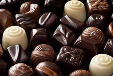 પરંપરાગત મીઠાઈનું સ્થાન ચોકલેટ એ આંચકી લીધું : આકર્ષક ગીફટ પેકીંગ તૈયાર ...