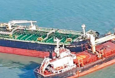 ઓખાના દરિયામાં બે મહાકાય જહાજ વચ્ચે ટક્કરઃ 43 ક્રૂ-મેમ્બરોનો બચાવ ...