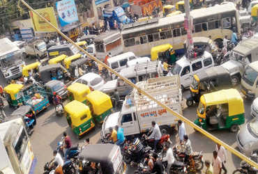 જામનગરમાં દિગ્જામ સર્કલ ઓવરબ્રિજ ઉપર એકી સાથે ચાર વાહનો અથડાઇ પડતાં ...