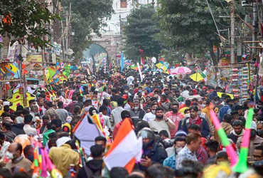 પતંગ ખરીદી માટે ગેંડીગેટ રોડ પર એક લાખથી વધુ લોકો ઉમટી પડયા | More than ...