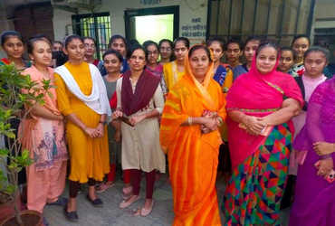 જામનગરમાં રાજપૂત કન્યા છાત્રાલયમાં કરણી સેના મહિલા પાંખ દ્વારા વિરોધ ...