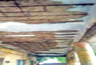 નડિયાદ તાલુકાના મંજીપુરામાં પ્રાથમિક શાળાની ઇમારત જર્જરિત બની ગઈ | A ...