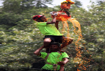 સુરતના ભાગળ ચાર રસ્તા ખાતે આ વર્ષે પ્રથમવાર 1 લાખની મટકી ફોડાશે | 1 ...