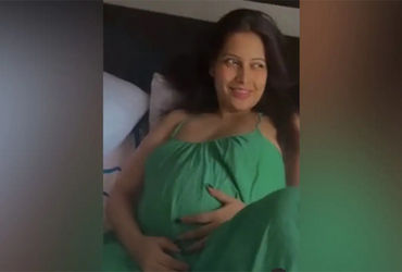 ગ્રીન કલરના ડ્રેસમાં બિપાશા બાસુએ ફ્લોન્ટ કર્યો બેબી બમ્પ | pregnant bipasha basu shares new ...