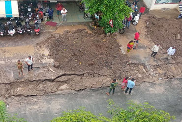 સુરત મહાનગરપાલિકાના કોન્ટ્રાક્ટરની બેદરકારીના કારણે વેરો ભરનારી પ્રજાને ...