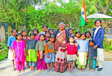 800 દિકરીઓની માતા! . | Shatdal Magazine Anuradha Derasari Vamavishva 19 ...