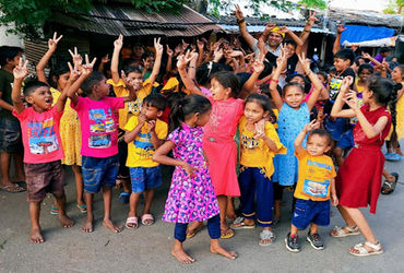 સુરતની કેટલીક સંસ્થાઓએ શ્રમિકોના આંગણે ઉજવી દિવાળી | Some organizations ...