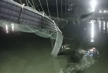 પૂલ તૂટયાનાં 2 કારણઃ પાટિયાં કાઢીને સળંગ ફર્શ, ક્ષમતાથી 20 ગણાંને ...