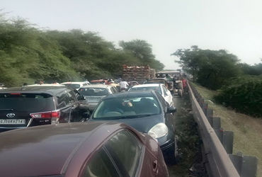 વડોદરા-આણંદને જોડતા ઉમેટા બ્રિજ પર ત્રણ કિલોમીટરનો જામ | Three ...