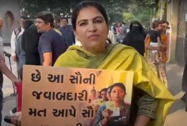 સુરતના મેયર સાયકલ પર મતદાન કરવા માટે પહોંચ્યા | Mayor of Surat arrives ...