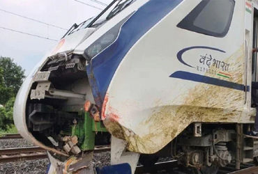 વલસાડ: વંદે ભારત એક્સપ્રેસને નડ્યો અકસ્માત, ગાય અથડાતા ટ્રેનના આગળના ...