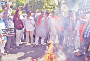 પાકિસ્તાનના વિદેશમંત્રી વિરુધ્ધ સૌરાષ્ટ્રમાં આક્રોશ,પૂતળાં બાળ્યા ...