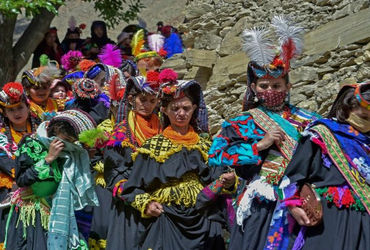 પહાડો પર વસે છે એ પાકિસ્તાની સમુદાય, જ્યાં લગ્ન કરેલ મહિલાઓ પણ કરે છે ...