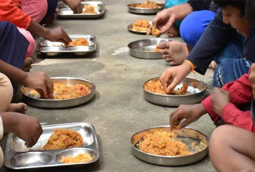 પ.બંગાળની સ્કુલમાં મીડડે-મિલમાં મરેલો સાપ : અનેક બાળકો બીમાર | Dead ...