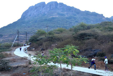 યુવાને 9.34, યુવતીએ 13.35 મિનિટમાં ઓસમ ડુંગરને સર કર્યો | The boy ...