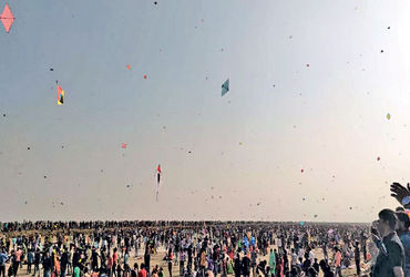 ખંભાતમાં દરિયાઈ ઉત્તરાયણની ભવ્ય ઉજવણી : પતંગમેળામાં લોકો ઉમટયા ...