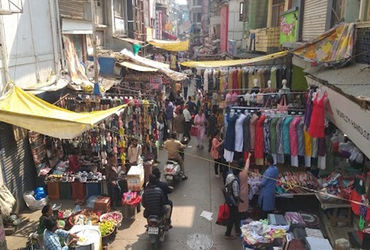 ચૌટા બજારમાં દબાણ દૂર કરવાની કામગીરીમાં સુરત પાલિકાને પરસેવો પડે છે ...