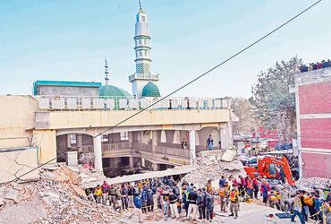 પાકિસ્તાનની મસ્જિદમાં આત્મઘાતી હુમલો, 61નાં મોત | Suicide attack in ...