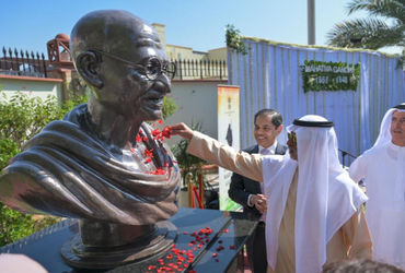 દુબઈમાં મહાત્મા ગાંધીની પ્રતિમાનું અનાવરણ | UAE Minister unveils bust ...