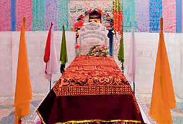 જુદા હૈ હીર સે રાંઝા કઇ જમાનોં સે, નયે સિરે સે કહાની કો ફિર લીખા જાએ ...