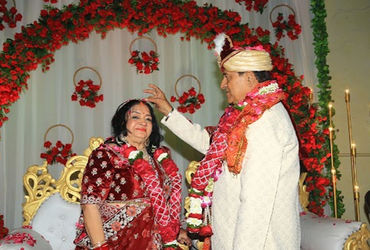 લગ્નના 50 વર્ષ પૂર્ણ થતા વૃદ્ધ દંપતીએ ફરી ધામધુમથી કર્યા લગ્ન, વિદેશથી ...