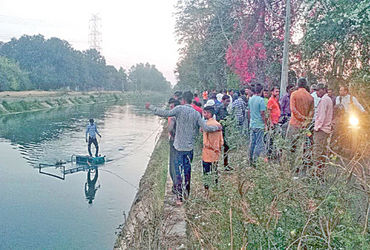 સોજિત્રાની મુખ્ય કેનાલમાં મુસાફરો ભરેલો ટેમ્પો પડયો | The main canal of ...