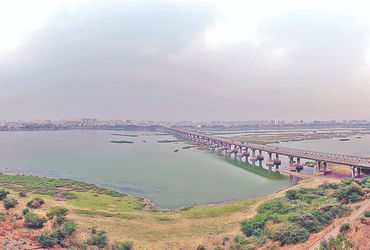 માવઠાની આગાહી વચ્ચે સુરતમાં દિવસે વાદળો ઘેરાયા, સાંજે છુટોછવાયો વરસાદ ...