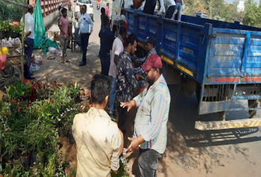 વડોદરામાં સમા-હરણી બ્રિજ આસપાસના હંગામી દબાણો હટાવ્યા : પાર્ટી પ્લોટની ...