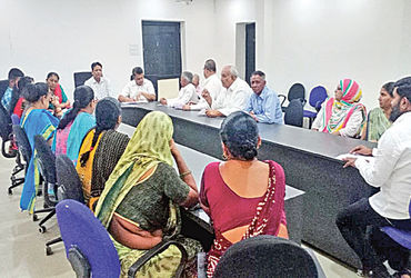 સોજિત્રા પાલિકાના શાસક પક્ષના 4 સહિત વિરોધ પક્ષના 8 સભ્યોએ વિરોધ કરતા ...