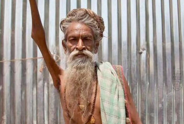 ભક્તિ અને આસ્થા: ભારતના આ સંત જેમણે 40 વર્ષોથી પોતાના હાથને હવામાં જ ...