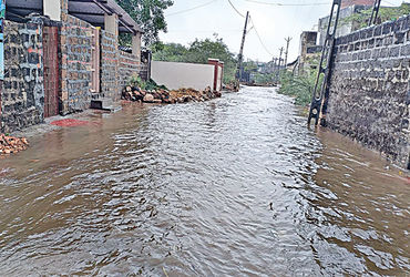 વાવાઝોડું વિકરાળ બની કચ્છ નજીક પહોંચ્યું, સૌરાષ્ટ્રમાં ભારે વરસાદ ...