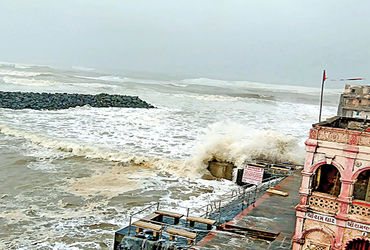 આજે આફતની લટકતી તલવાર કચ્છ-સૌરાષ્ટ્રમાં 150 કિમીની તીવ્ર ઝડપે વાવાઝોડું ...