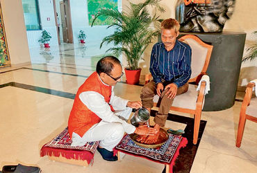 સીએમ શિવરાજે પેશાબકાંડના પીડિતના પગ ધોયા, નાળિયેર આપીને સન્માન કર્યું ...