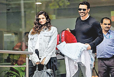 અર્જુન રામપાલની ગર્લફ્રેન્ડને બીજા પુત્ર સંતાનનો જન્મ | Arjun Rampal's ...