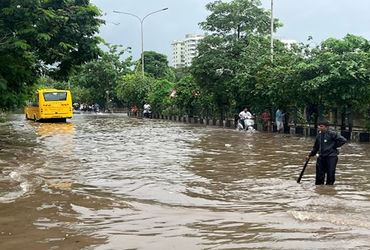 સુરતમાં પડેલા વરસાદના કારણે વેડરોડ, ડભોલી ચાર રસ્તા સહિત અનેક જગ્યાએ ...