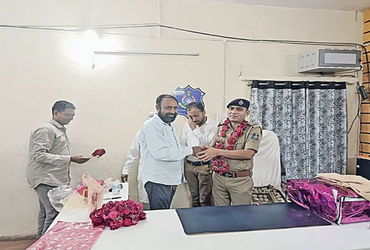 મહુધા મથકના પીઆઇના વિદાય સમારંભમાં બુટલેગરની હાજરી ! | Bootlegger ...