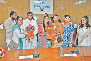 સુરત જિલ્લા પંચાયતના હોદ્દેદારોએ કલેકટરની હાજરીમાં પદભાર સંભાળ્યો ...