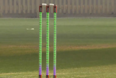 ક્રિકેટમાં નવા 'ઈલેક્ટ્રા સ્ટમ્પ્સ'ની એન્ટ્રી, ફોર-સિક્સરથી લઈને નૉ બોલ ...