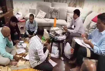 100 કરોડની બેનામી સંપત્તિ, 40 લાખ રોકડ, બે કિલો સોનું..., અધિકારી છે કે ધનકુબેર? ACBનો સકંજો ...