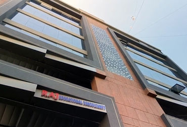 ગોત્રીમાં સાત માળની વેલ સ્કવેર બિલ્ડિંગમાં આગ લાગતાં અફરાતફરીઃ15નું ...