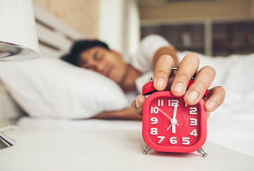 શું તમને પણ સવારે વહેલા ઉઠવામાં પડે છે તકલીફ, તો અપનાવો આ સરળ ટિપ્સ ...