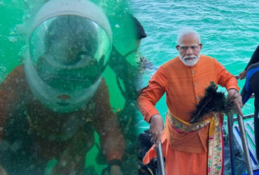 વડાપ્રધાન મોદીએ સ્કૂબા ડાઈવિંગ કરી પ્રાચીન દ્વારકા નગરીના અવશેષો ...