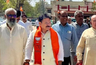 Minister Devusinh Chauhan welcomes Muslims of Kheda into BJP