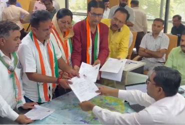 પરેશ ધાનાણીએ રાજકોટથી ઉમેદવારી પત્ર ભર્યું, ક્ષત્રિયાણીઓએ પહેરાવી પાઘડી ...