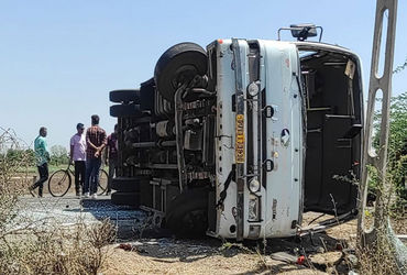 બગસરા પાસે મિનિ બસ પલ્ટી ખાઈ જતા બેનાં મોત, ૧૬ ઘાયલ | Two killed 16 ...