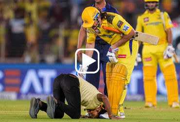VIDEO : ધોનીનો જબરો ફેન, મેદાનમાં ઘૂસી જાહેરમાં થાલાને પગે લાગ્યો ...